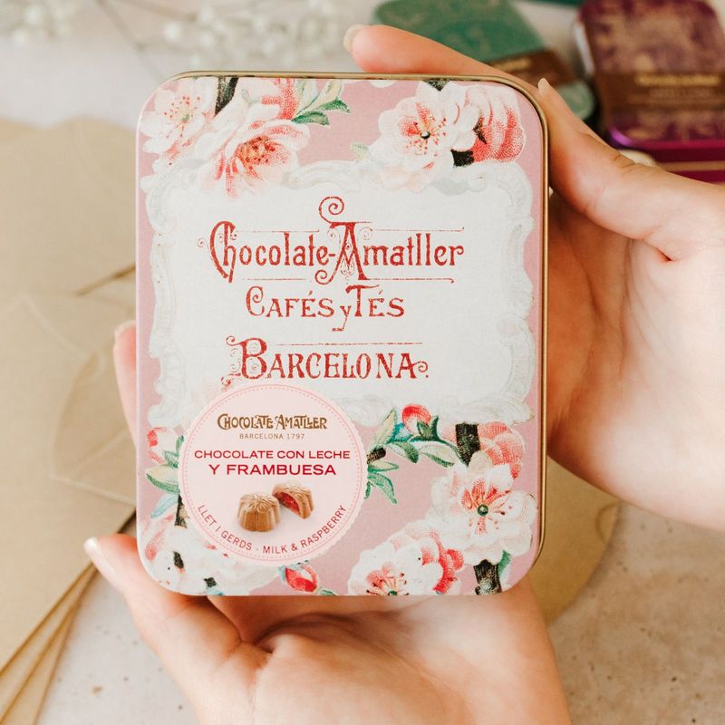 Raspberry Amatller Flower Pralines Tin 72g | Simón Coll